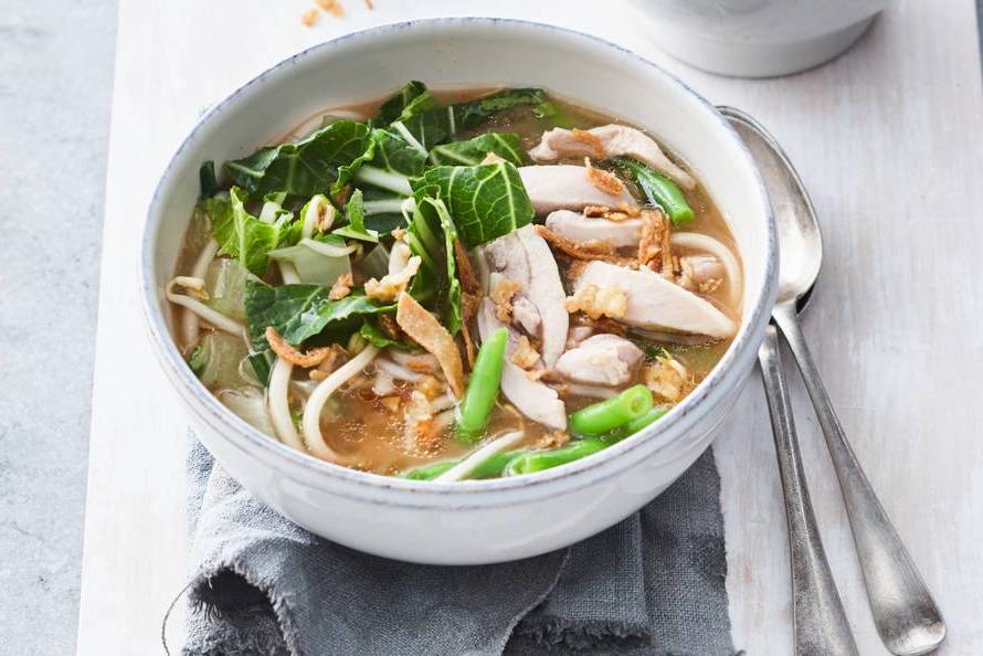 Soupe orientale au poulet tendre, pak choi, nouilles et germes de soja ...