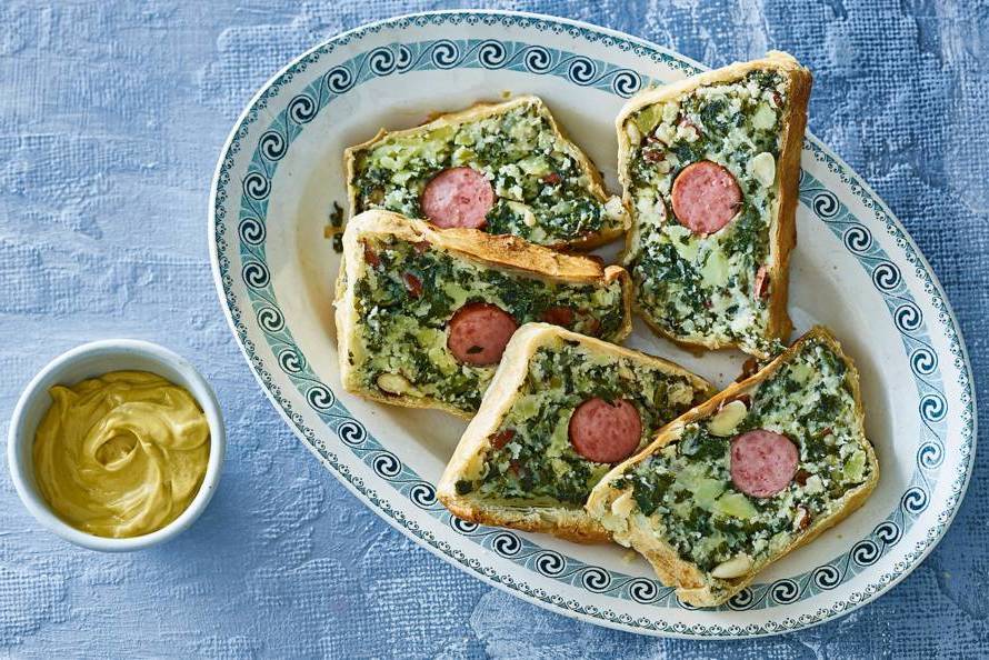Gâteau de chou frisé aux saucisses et amandes - Guide Recettes