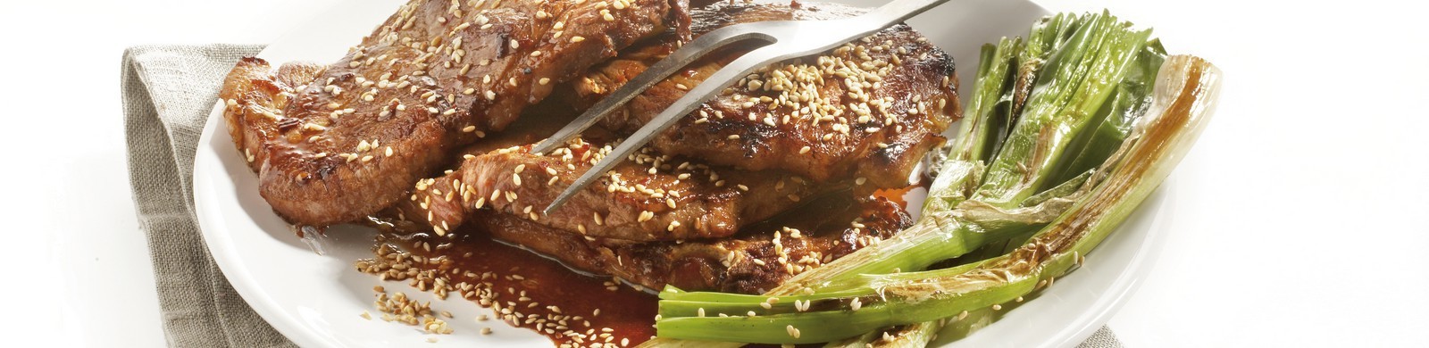 Côtelette de porc rôtie aux oignons nouveaux - Guide Recettes