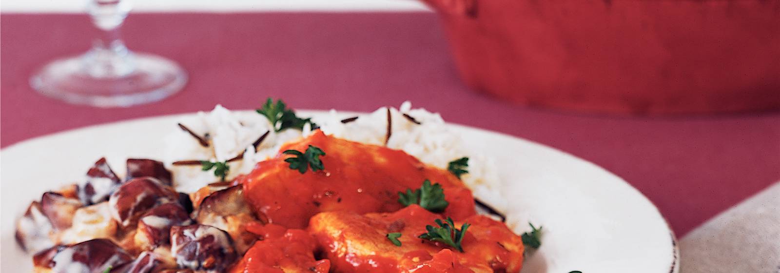 Poulet à la sauce tomate épicée et aubergines - Guide Recettes