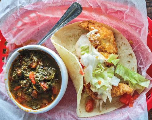 Tacos de poulet frit à partir de feuilles de navet et de tortillas ...